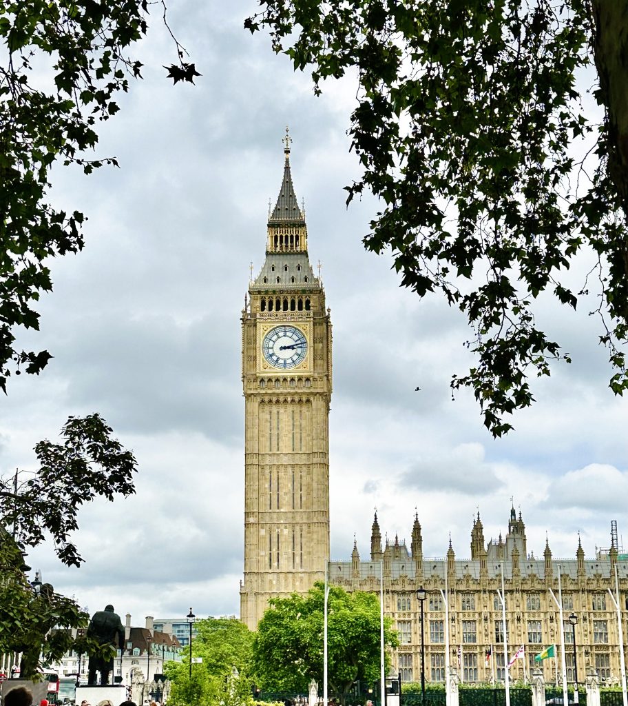 Self Guided Walking Tour of London's Top Sights - The Stickered Suitcase